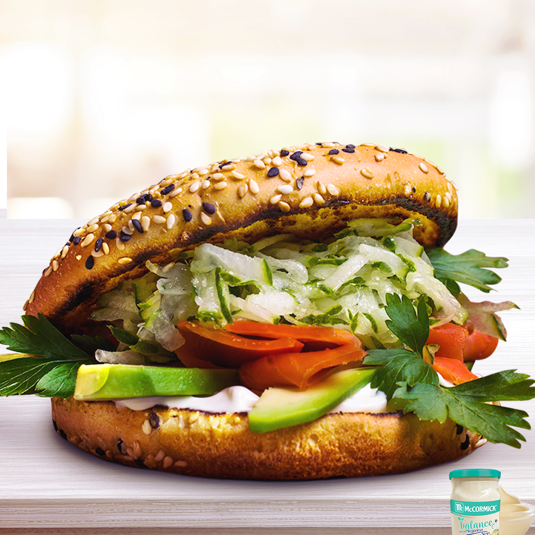 HAMBURGUESA DE SALMÓN CON VERDURAS Y MAYONESA