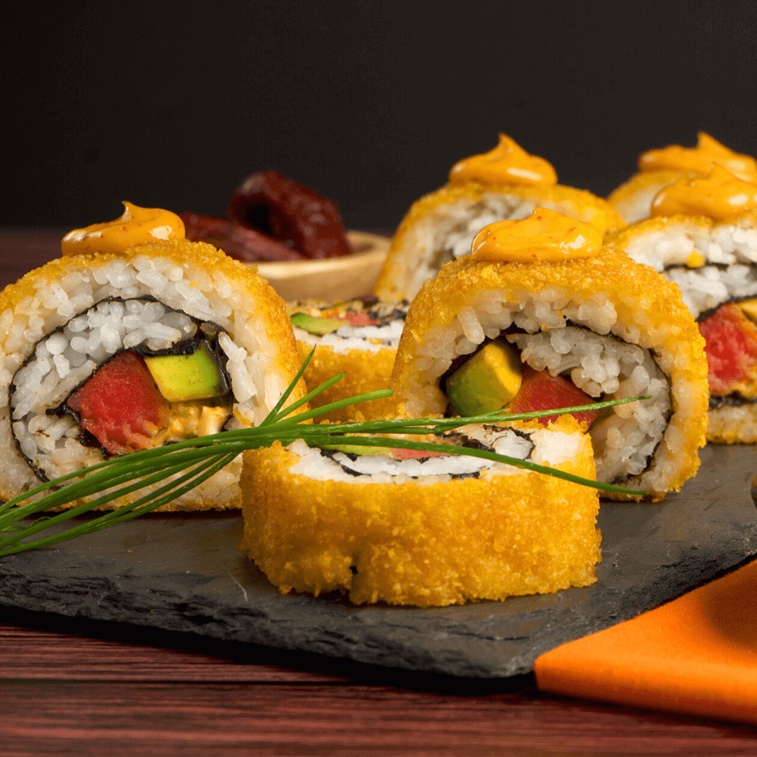 ROLLOS DE SUSHI EMPANIZADOS CON DIP DE MAYONESA CHIPOTLE